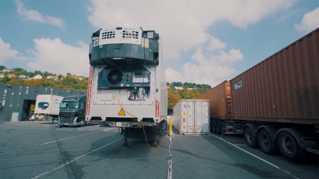 Transportation of sea containers under controled temperature